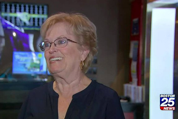 Mulher de 79 anos recebe bilhete de loteria como gorjeta e ganha prêmio ...